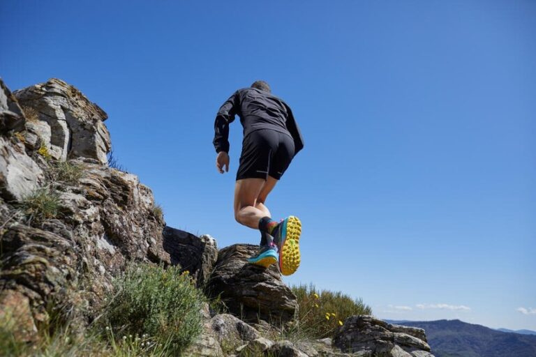 Chạy Trail Cần Chuẩn Bị Gì: Top 15++ Vật Dụng Chạy Trail Cần Thiết